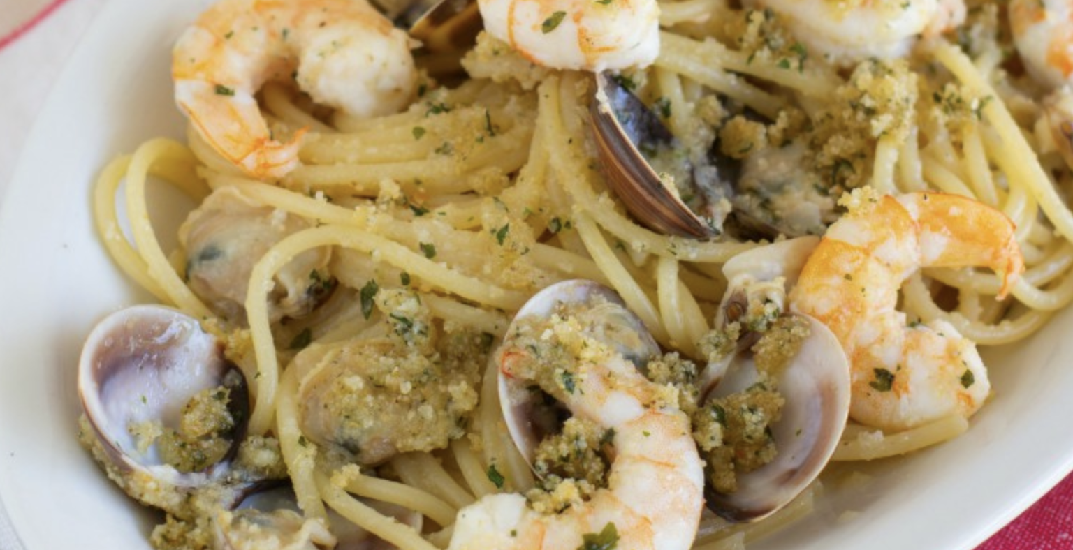 Spaghetti alle vongole e gamberi con mollica croccante aromatizzata ...